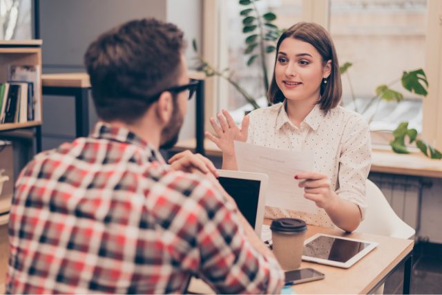 21 Signes De Flirt Au Travail À Repérer Facilement
