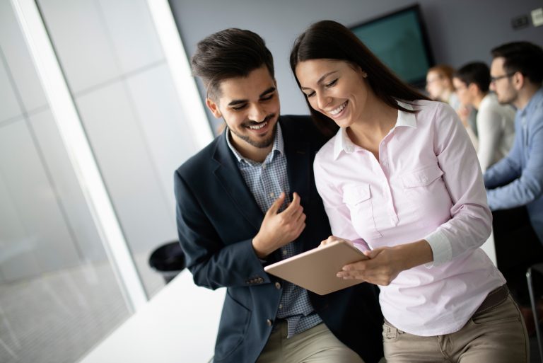 21 Signes De Flirt Au Travail À Repérer Facilement